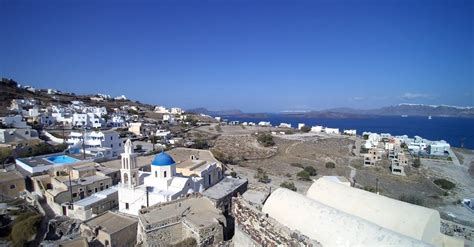 건물 건축 경치 공중 교회 그리스 그리스 섬 그림 같은 풍경 도시 도시의 맑은 날 매력적인 마을 먼지 물 바다 바다 경치 블루 돔 산