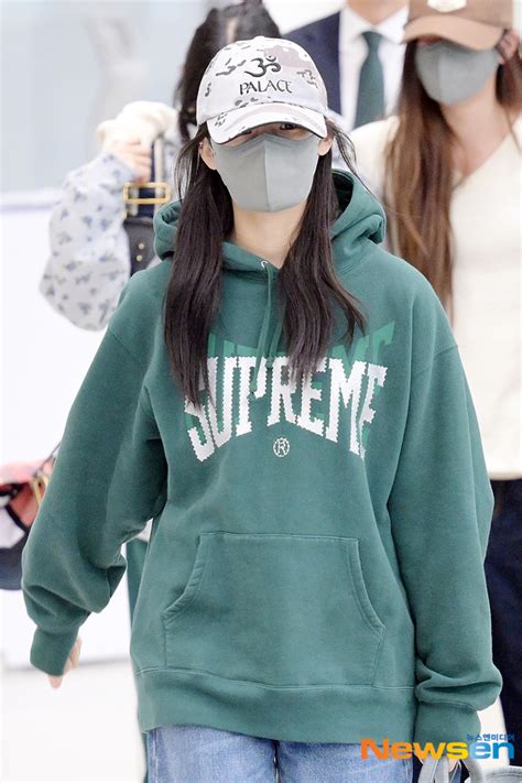 뉴진스 민지 ‘눈만 살짝 빼꼼[포토엔hd] 뉴스인코리아