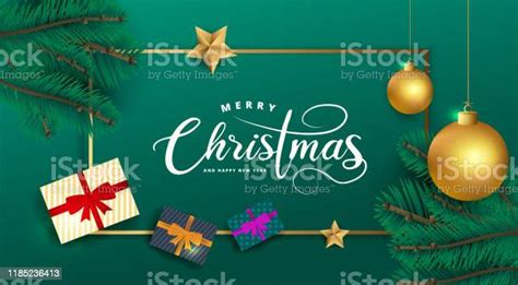 녹색 배경에 금 사각형 테두리에 메리 크리스마스와 새해 복 야문자 황금 색 크리스마스 공 소나무 나무 가지 별과 선물 상자로 만든 축하 카드 12월에 대한 스톡 벡터 아트