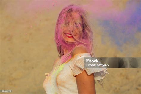 사막에서 분홍색과 파란색 드라이 페인트 홀리의 구름에서 포즈를 취하는 감정적 인 금발 소녀 20 24세에 대한 스톡 사진 및 기타 이미지 20 24세 감정 건조한