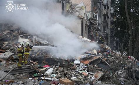Внаслідок атаки на столицю зруйнований підїзд пошкоджені будинки