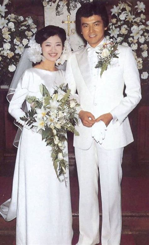 62岁山口百惠近照曝光，首度与儿媳妇同框，满面笑容优雅贵气妻子