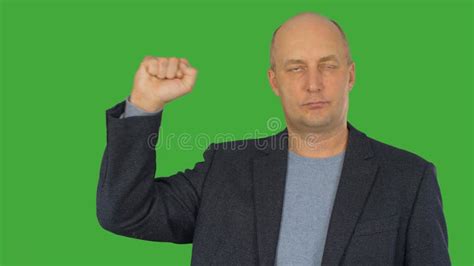 Sirva Mostrar El Pu O Apretado Para Arriba En La Mano Derecha En Fondo Verde De La Llave De La