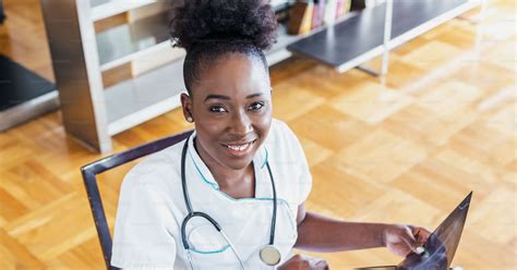 병원에서 어깨 엑스레이 필름을 보고 있는 의사 방사선 촬영 개념 병실에서 환자의 엑스레이 필름을 검사하는 방사선과 여성 의사