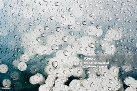 부드러운 빛 보케 배경이 있는 유리의 물방울 보케 패턴 벽지 보케 배경 0명에 대한 스톡 사진 및 기타 이미지 0명 근거리 초점 기포 Istock