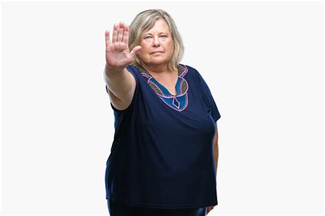 손의 종 려를 가진 정지 노래를 하 고 격리 된 배경 위에 백인 여자 수석 더하기 크기 얼굴에 부정적이 고 심각한 제스처와 경고 식입니다 손에 대한 스톡 사진 및 기타