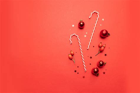 크리스마스 또는 새해에 대한 빨간색 배경 상단보기에 빨간 공과 사탕 지팡이와 창조적 인 구성 0명에 대한 스톡 사진 및 기타 이미지 Istock