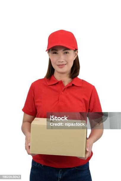 흰색 배경에 고립 된 소포 상자를주는 빨간 유니폼에 미소 배달 여자 나무 상자에 대한 스톡 사진 및 기타 이미지 나무 상자 명랑한 미소 Istock