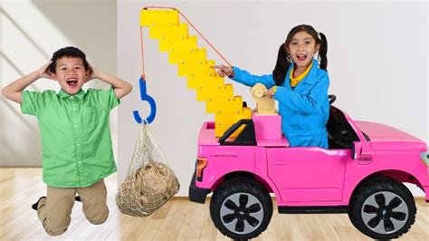 ماشین بازی کودکانه خراب شدن ماشین تراکتور در مزرعه کمک ماشین یدک کش