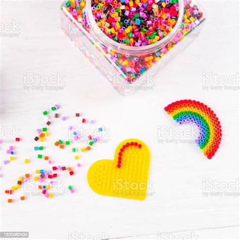 항아리에 열모사형 구슬 하트 모양의 형태와 구슬로 만든 공예품 집에서 아이들과 조용한 가족 게임의 개념 Diy에 대한 스톡 사진 및 기타 이미지 Istock
