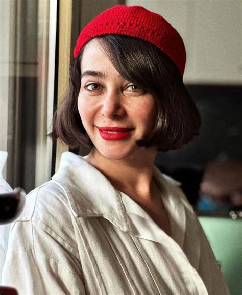 الناز حبیبی با کلاه نصفه و قرمز‌ش ژورنالی شد بیوگرافی و شوهری که لانگ