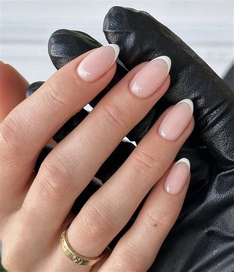 Модний мінімалістичний манікюр 2024 варіанти які виглядають стильно та цікаво Читайте на Ukr Net