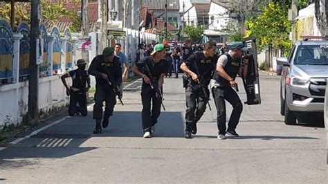 แมวเกเร On Twitter ตำรวจกำลังพยายามปิดล้อมจับคนร้าย