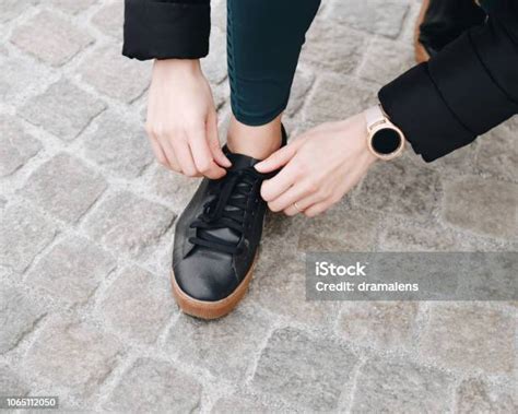 매 실행 준비 하는 러너 여자 신발 끈 건강 한 생활양식 동기 근접 촬영의 발 이나 신발 조깅 한편 디지털 Smartwatch 입고 여자를 맞습니다 거리에 대한 스톡 사진