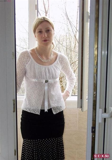 Стройная блонда с длинными ножками крутит попкой и сосет член Pic