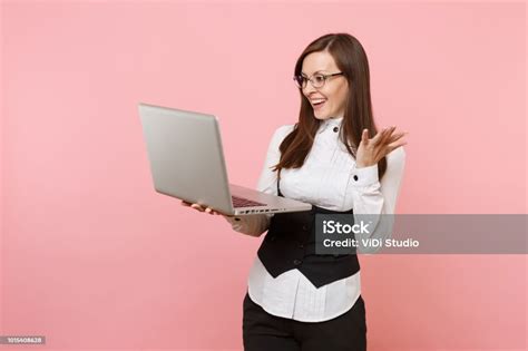 젊은은 노트북 Pc 컴퓨터 손 파스텔 핑크 배경에 고립 된 확산을 들고 아름 다운 비즈니스 여자를 놀라게 했다 여자 보스입니다 성과 경력 부 개념입니다 광고에 대 한 공간을