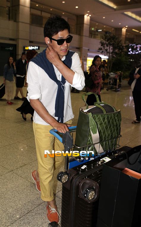 포토엔 유준상 공항패션 반쯤 접어올린 와이셔츠노란바지가디건점점 젊어지네~