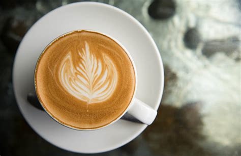 커피 라 떼 아트의 흰색 컵 테이블에 신선한 우유에서 출발 한다 갈색에 대한 스톡 사진 및 기타 이미지 갈색 구이 디자인 Istock