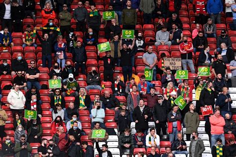 بازگشت هواداران منچستریونایتد به اولدترافورد با پلاکاردهای اعتراضی علیه