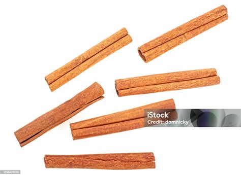 계피 스틱은 흰색 배경 상단 보기에 격리되어 있습니다 향기로운 계피 스틱 계피 껍질 백육계에 대한 스톡 사진 및 기타 이미지