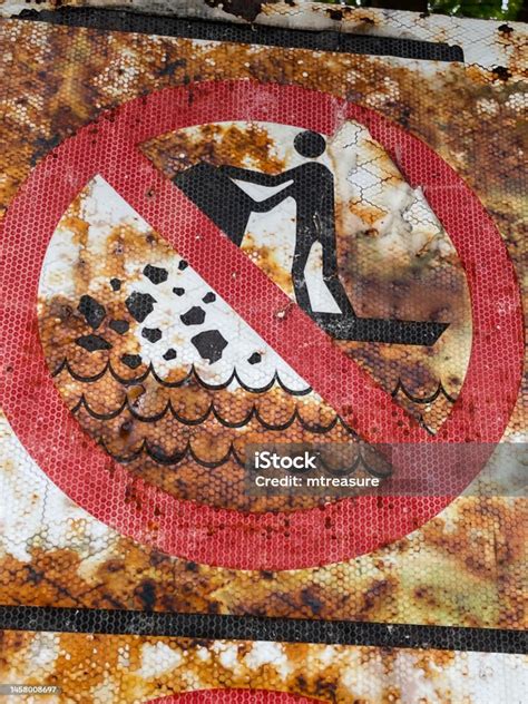 녹슨 폐기물 투기 금지 표지판 빨간색 테두리가 있는 원 흰색 배경 및 부두에 서서 쓰레기를 바다에 던지는 사람의 검은색 기호의 전체 프레임 이미지 전경에 초점 0명에 대한