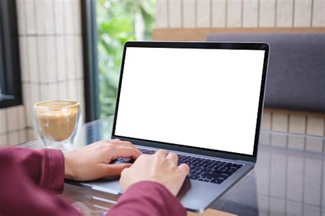 빈 흰색 데스크톱 화면으로 노트북 컴퓨터에서 사용하고 입력하는 여성의 모형 이미지 노트북에 대한 스톡 사진 및 기타 이미지 노트북 어깨 여자 Istock