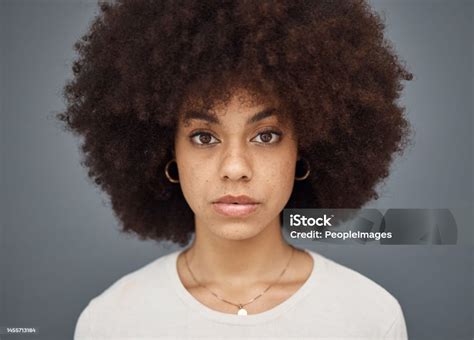 얼굴 아프리카 또는 브라질 여성은 메이크업 화장품 패션 헤어스타일 또는 건강한 피부를 가진 회색 스튜디오 배경에 있습니다 인물 사진 진지한 표정 및 스타일 트렌디하거나