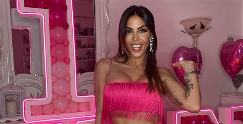 Guendalina Tavassi Instagram Mercanzia Esplode Dal Costume È Sempre