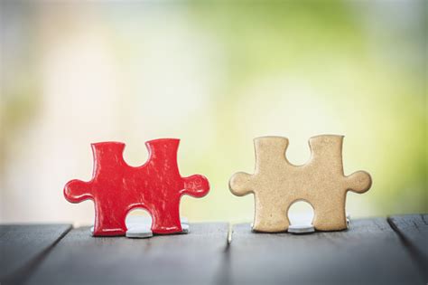 빨간색과 금 직소 퍼즐의 조각 오래된 나무와 녹색 배경에 팀워크 컨셉 연결 및 연결의 상징 비즈니스 전략을 수립할 수 있습니다 그리움에 대한 스톡 사진 및 기타 이미지