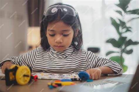Premium Photo Asian Students Enjoy Machine Learning Robot Arms