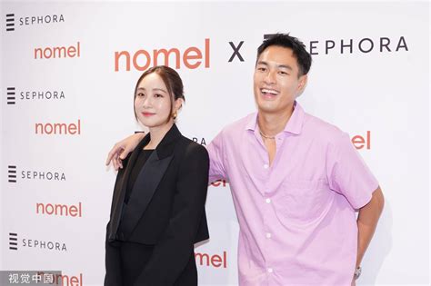 杨祐宁夫妇合体出席活动 夫妻俩脸颊比心爱意满满 搜狐大视野 搜狐新闻