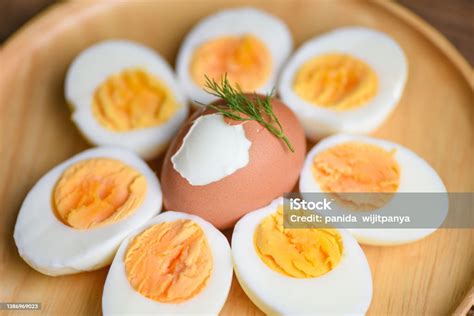 계란 아침 식사 신선한 계란 메뉴 음식 삶은 계란 나무 접시에 잎 녹색 딜 배경으로 장식 된 건강한 식사를 요리하기 위해 반 달걀 노른자로 잘라 건강한 식생활에 대한 스톡