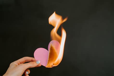 불 앞에서 종이 하트를 들고 있는 사람 사진 Unsplash의 무료 전 이미지