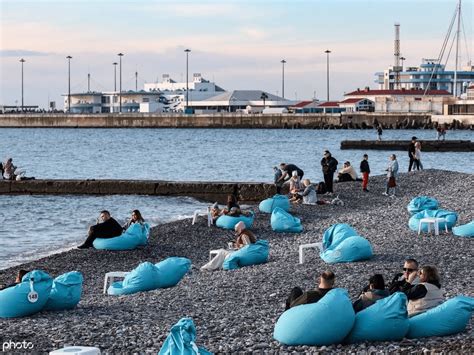 俄罗斯索契冬季海滩分阶段开放 民众聚集黑海海滩 搜狐大视野 搜狐新闻