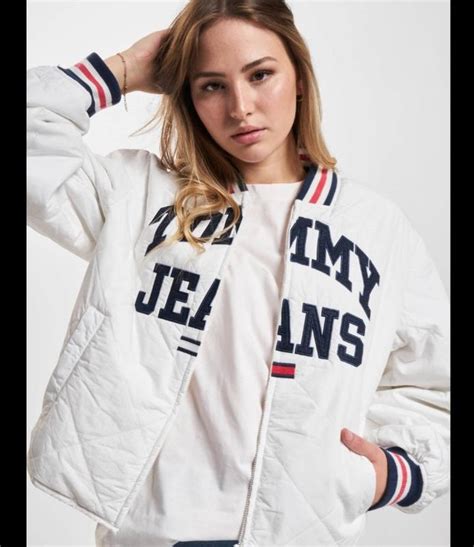 Куртка — цена 1100 грн в каталоге Куртки Купить женские вещи по доступной цене на Шафе Украина