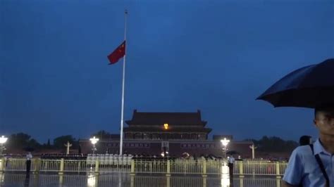 天安门广场降半旗悼李鹏同志为了悼念李鹏同志今晨5点10分在首都天安门广场国旗随着义勇军进行曲的节奏升至顶端国歌结束后又缓缓降下