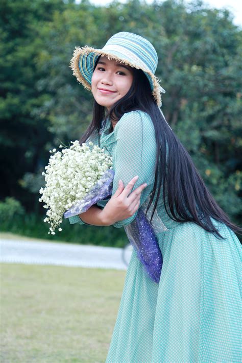 무료 이미지 자연 소녀 여자 사진술 꽃 초상화 봄 녹색 아시아 유행 푸른 의류 레이디 신부 시즌 드레스 아름다움 겉옷 작은 신선한 경치