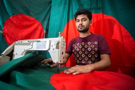 Premium Photo Bangladesh December 09 2017 Md Rashed Alam A Young Tailor Spends A Busy Time