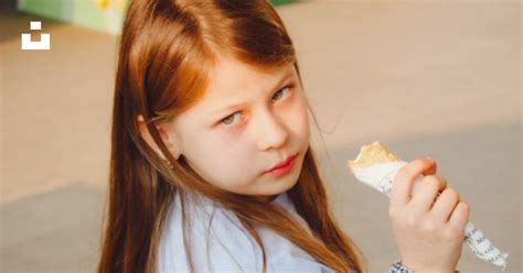 벤치에 앉아 음식을 먹는 어린 소녀 사진 Unsplash의 무료 우즈베키스탄 이미지