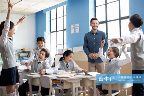 学生和老师在教室庆祝 蓝牛仔影像 中国原创广告影像素材