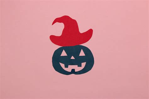 빨간 모자를 가진 파란 종이 호박 창조적인 할로윈 개념 편평한 레이 종이 공예 분홍색 배경 0명에 대한 스톡 사진 및 기타 이미지 Istock