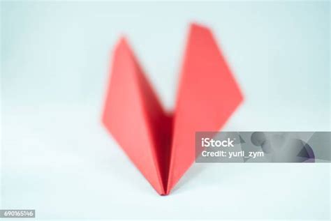 절연 흰색 배경에 빨간색 종이 비행기 개념에 대한 스톡 사진 및 기타 이미지 개념 개성 개념 공예 Istock