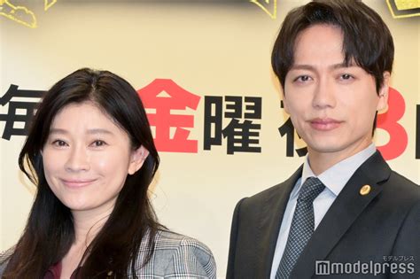 画像134 篠原涼子、山崎育三郎との初共演に「新鮮な気持ち」至近距離での撮影で照れ笑い＜ハイエナ＞ モデルプレス