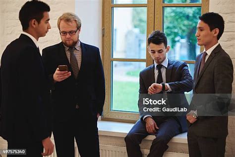전문적이다 사무실 근로자 휴식 후 비즈니스 회의 서서 상점 2015년에 대한 스톡 사진 및 기타 이미지 2015년 국제 학생 권위 Istock