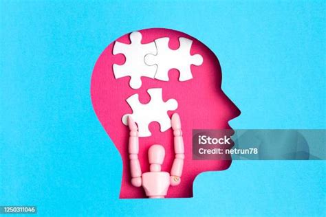 종이 자르기 머리 안에 직소 퍼즐 조각 정신 건강 문제 심리학 기억 논리 사고 과정 해결책 정신 질환 Mental Wellbeing에 대한 스톡 사진 및 기타 이미지