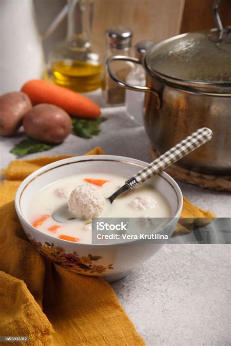 신선한 집에서 만든 크림 수프와 치켄 고기 그릇과 냄비가 담긴 그릇 0명에 대한 스톡 사진 및 기타 이미지 0명 닭고기 당근 Istock