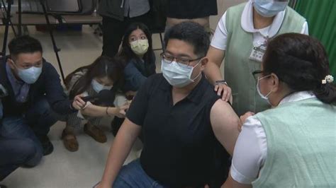 快新聞／自費az疫苗今開打 亞東醫院預約爆滿