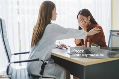아시아 여자 의사 격려와 상담 후 Cansor 환자에 게 지원 클리닉 병원 건강 아이디어 개념에서 검토 병원에 대한 스톡 사진 및 기타 이미지 Istock