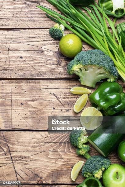 나무 배경에 신선한 녹색 채소와 허브를 프레임 공간을 복사합니다 개념에 대한 스톡 사진 및 기타 이미지 개념 개념과 주제 건강한 생활방식 Istock