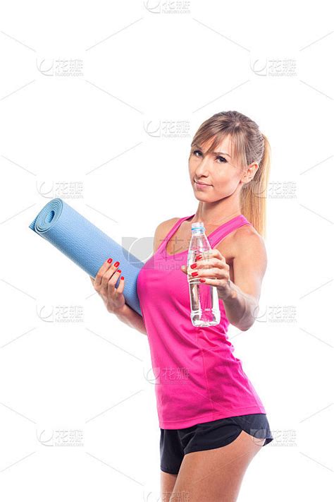 运动概念 美丽苗条的运动女人与瑜伽垫和